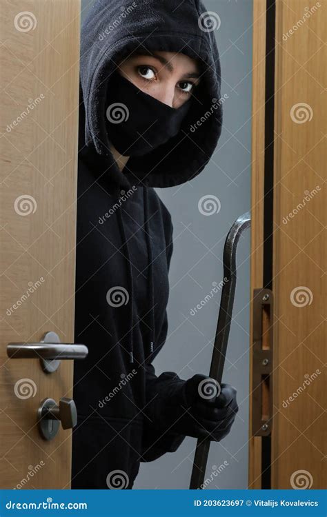 Thief Broke Into The Apartment House Robbery By Woman In A Black