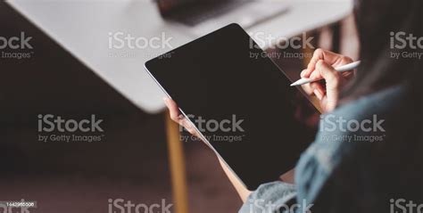 전자 장치를 들고 있는 사업가의 클로즈업 태블릿에 스타일러스 서명 계약 사업 계약서를 작성해야합니다 태블릿에서 여성은 계약서에