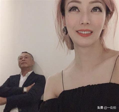 46歲鄭秀文同框49歲李嘉欣，同穿黑衣配牛仔，差3歲氣質大不同 每日頭條