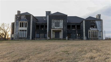 Whats Up With That Abandoned Mansion You Can See From I 35 In Sanger