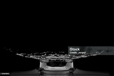 검은 색 배경에 액체 물방울 충돌 시작을 닫습니다 3d 렌더링 물에 대한 스톡 사진 및 기타 이미지 물 물이 튀는 분무 Istock