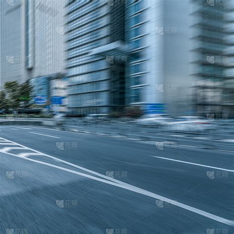 模糊的柏油路穿过中国现代城市