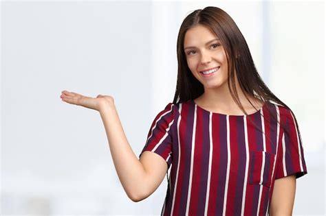 Mujer Joven Hermosa Sonriente Feliz Que Muestra El Copyspace Foto Premium