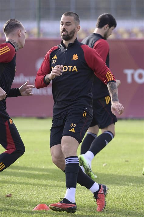 Roma Subito In Campo In Vista Del Sassuolo Kumbulla In Gruppo