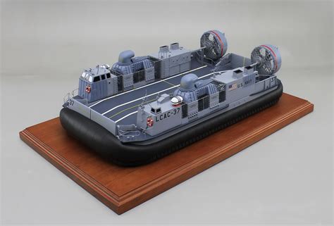アメリカ海軍 上陸用舟艇 Lcac 1級エア・クッション型揚陸艇、精密艦船模型完成品台座付の製作と通販専門店 ウッドマンクラブ 木製