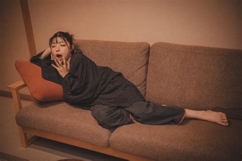 ソファーの上で寝落ち間際の女性の無料の写真素材 Id93095｜フリー素材 ぱくたそ