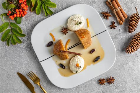 망고와 열정 과일 무스 케이크 화이트 플레이트와 박하 잎에 초콜릿 케이크 고립 개성 개념에 대한 스톡 사진 및 기타 이미지