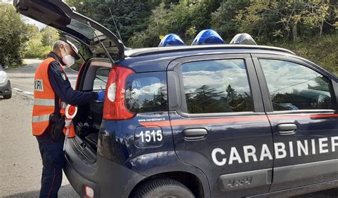 Si Avvicina Troppo Ai Fornelli Mentre Cucina E Gli Abiti Prendono Fuoco