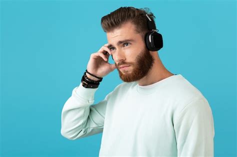 Портрет стильного привлекательного молодого бородатого мужчины ...