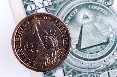 자유의 여신상과 함께 한 미국 달러 동전을 1달러 이상 으로 클로즈업한 경우 1달러 지폐의 초점이 벗어난 부분 0명에 대한 스톡 사진 및 기타 이미지 Istock