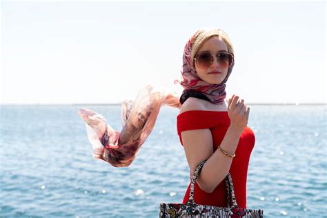 Netflixs Inventing Anna The Fashion That Made Anna Delvey Convincing