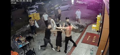 全部抓获！广东一男子凌晨殴打女友，宵夜店夫妇制止被多人围殴惠城区受伤报警