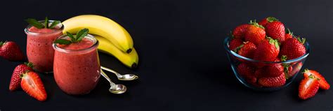 검은 배경에 유리 항아리에 딸기와 바나나를 곁들인 스무디 공간을 복사합니다 기치 스무디에 대한 스톡 사진 및 기타 이미지 스무디 편의 건강한 식생활 Istock