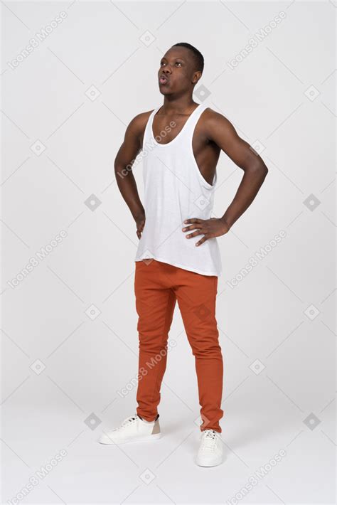 허리에 손을 대고 서 있는 남자 사진