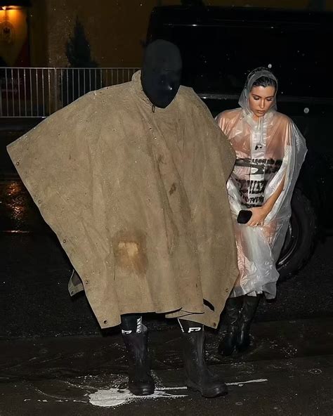 這是可以免費看的嗎？ ye 老婆全裸穿透明雨衣逛街，翹臀全現形！