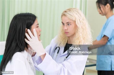 외과 의사는 의사 사무실에서 성형 수술을 준비하기 위해 환자를 검사합니다 미용 개념입니다 건강관리와 의술에 대한 스톡 사진 및