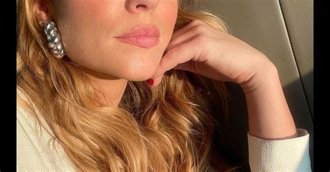 Paolla Oliveira Esbanja Beleza Em Selfie Aproveitando A Luz Boa Até