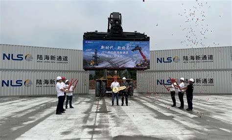 三一向重庆地区交付srsc45e3纯电正面吊 叉车库
