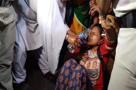 টেনে হিঁচড়ে চাকরিপ্রার্থীদের তুলল পুলিশ করুণাময়ীতে মধ্যরাতে অপারেশন
