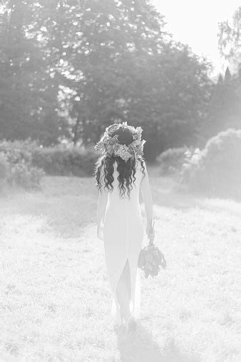 봄 라일락 개화 정원에서 젊은 임신 한 여자 밀 짚 모자와 낭만적 인 모습 긴 갈색 머리카락을 가진 백인 여자입니다 자연과 인간의 새로운 삶의 개념 아기의 대기 기대에 대한