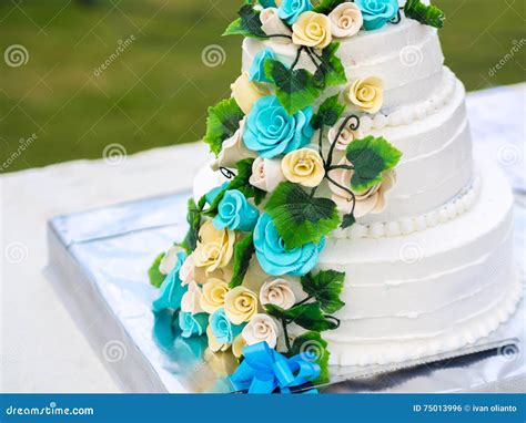 Pastel De Bodas Hermoso Con Las Rosas Azules Y Amarillas Foto De