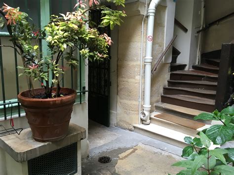 Paris Bise Art Une Courette Rue De Sévigné Sans Marquise