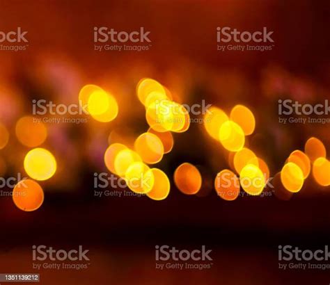 갈색 배경에 흐릿한 빛 보케 크리스마스와 새해 휴일 템플릿 깜박이는 별과 불꽃에 초점을 맞춘 추상적인 반짝이 겨울에 대한 스톡 사진 및 기타 이미지 Istock