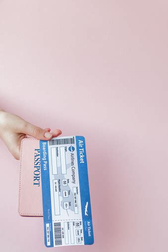 오렌지 여권 탑승권 노란색 배경에 고립 된 비행기에 대 한 핸드 티켓에 관광 여성 수평 홀드를 닫습니다 공간 광고 영역을 복사 합니다 항공 비행 여정 컨셉 0명에 대한 스톡