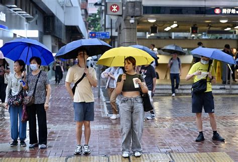 天文台 ‧ 多圖︱ 紅雨生效逾1小時 大嶼山及南丫島雨量超過100毫米 藍的變「水上的士」 星島日報
