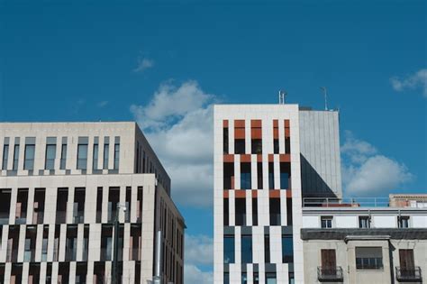 Edificios Modernistas Mínimos Con Adornos Forrados En El Centro De