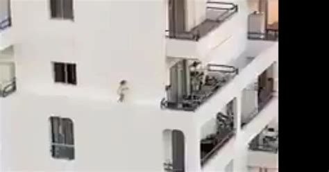 El Escalofriante Video De Una Niña Corriendo Por Una Cornisa Estrecha En Las Alturas De Un