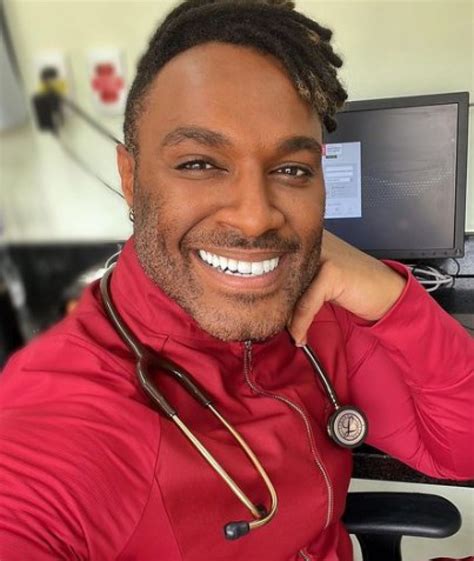 BBB 23 Após fala de Fred Nicácio sobre enfermagem Cezar Black chora