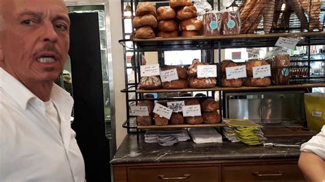 לאה אתגר במעדניית הבייקרי ברחוב דיזנגוף Youtube