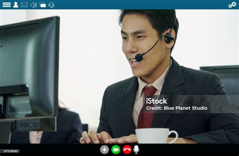 랩톱 모니터 보기에서 화상 회의 앱에서 만나는 비즈니스 사람들 Tv 보기에 대한 스톡 사진 및 기타 이미지 Tv 보기 가상