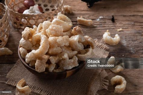 치카론 또는 치카로네스 카브무라고도 하는 돼지고기 껍질 가득 찬에 대한 스톡 사진 및 기타 이미지 가득 찬 깊은 껍질