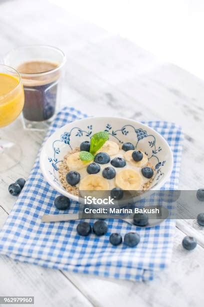 맛 있는 아침 식사 구성입니다 바나나 Linseeds 신선한 딸기 커피 Fover 소박한 나무 배경 복사 공간 유기 Muesli