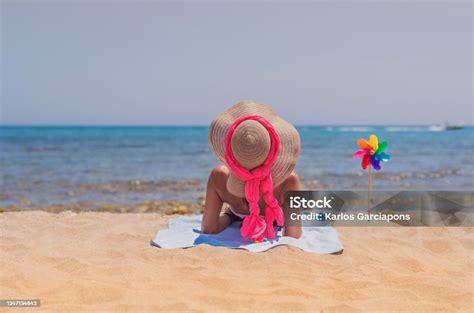 바다를 보고 해변에 누워 파멜라와 소녀 그녀의 옆에 자부심의 색상과 풍차 관용과 존중의 휴가 개념 Lgtb 50 54세에 대한