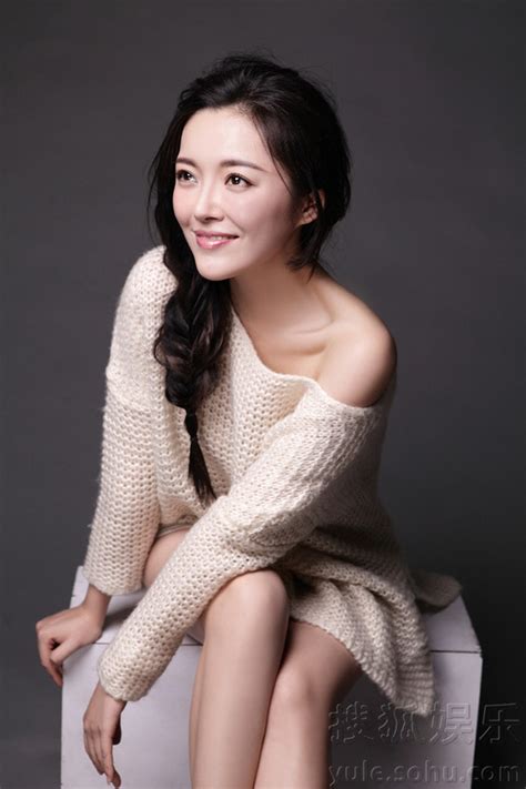 冯文砚大片出炉人气上涨 初秋展颜性感女人味