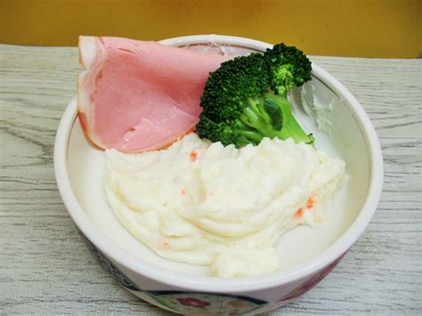 2023年4月22日（土）春キャベツの千切りとタンドリー風ブラジル産若鶏チキンステーキ 温野菜（ブロッコリ）＆ロースハム ポテサラ えだまめ