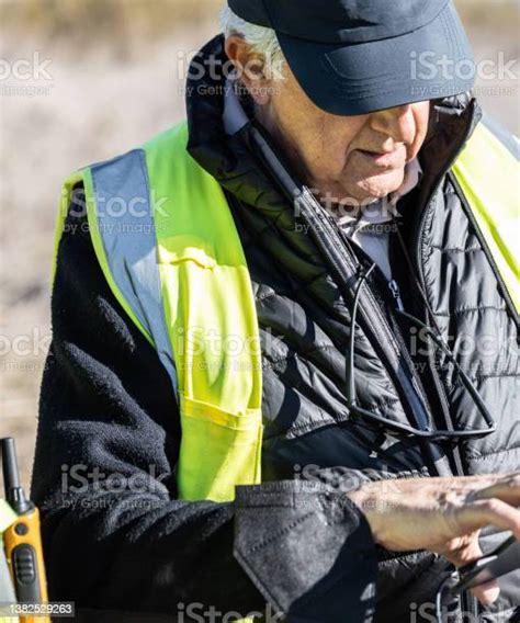 남자는 야외비행 전에 무인 항공기의 무선 원격 제어에 디지털 태블릿을 배치합니다 전문 기술에 대한 스톡 사진 및 기타 이미지 전문 기술 활력 강사 Istock
