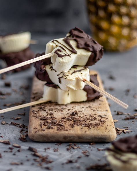 Сладолед на клечка с ананас и шоколад Pineapple And Chocolate Ice Cream