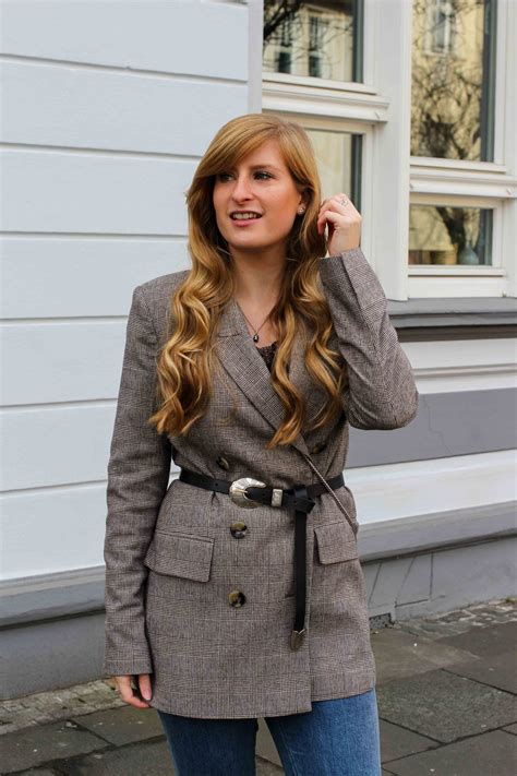 Karierter Blazer Spitzentop Hüftgürtel Karoblazer kombinieren Outfit