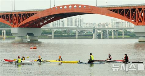 한강에서 수상 스포츠 즐기는 시민들
