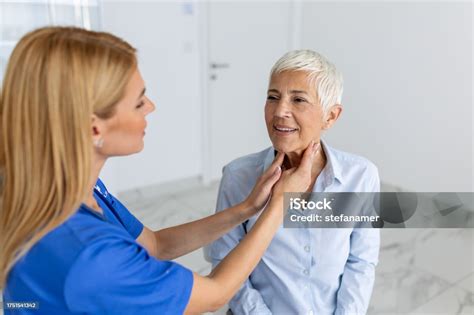 갑상선 검사를 가진 여성 내분비학 호르몬 및 치료 인후통의 염증 2명에 대한 스톡 사진 및 기타 이미지 2명 감기와 독감