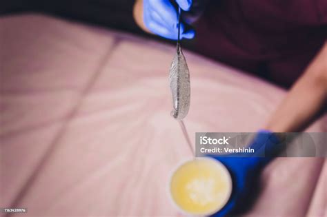제모 및 미용 개념 나무 왁싱 주걱 스틱으로 제거 하는 머리 설탕 페이스트 또는 왁 스 꿀 개념에 대한 스톡 사진 및 기타