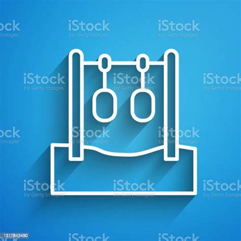 흰색 라인 체조 반지 아이콘은 파란색 배경에 격리 반지가 달린 밧줄을 매달아 놓은 놀이터 장비 긴 그림자 벡터 Championship에 대한 스톡 벡터 아트 및 기타 이미지