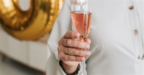 실내 60세 생일 가족 모임 건배 고위 여성 금 풍선 기념일 기쁨 내부 설정 노인 럭셔리 로제 와인 명상 적 생일 생일 축하 샴페인 플루트