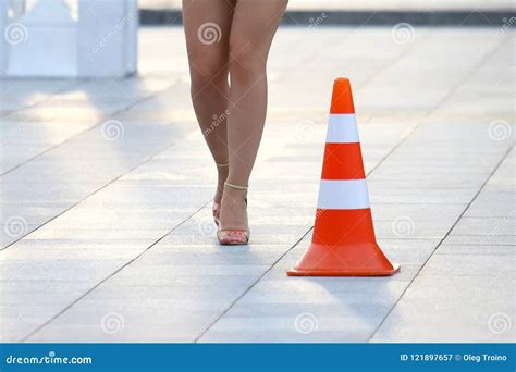 Piernas Desnudas Femeninas Al Lado De Una Muestra Derecha Reflexiva