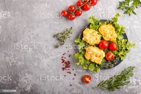 회색 콘크리트 배경에 양상추 토마토 허브를 곁들인 다진 치킨 커틀릿 상단보기 평평한 평신도 복사 공간 0명에 대한 스톡 사진 및