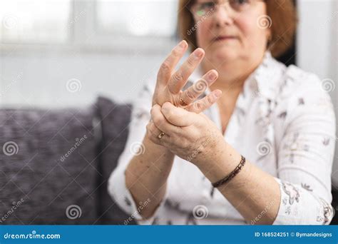 Mano Di Anziana Signora Che Massaggia Lartrite Reumatoide Immagine